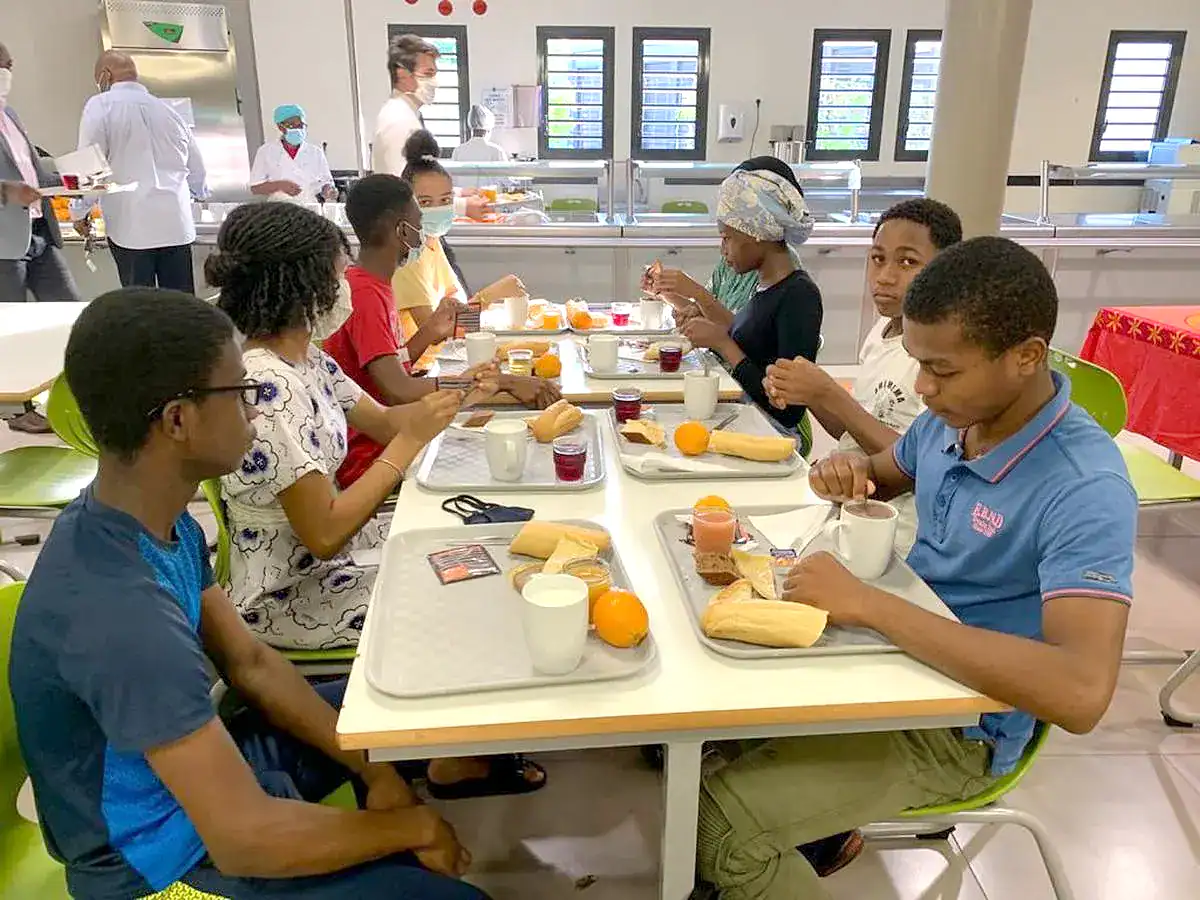 Un premier réfectoire scolaire ouvre ses portes à Doujani 1 - Mayotte Hebdo
